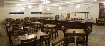 Café da manhã completo grátis todos os dias