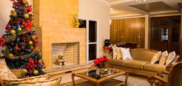 Área de estar no saguão