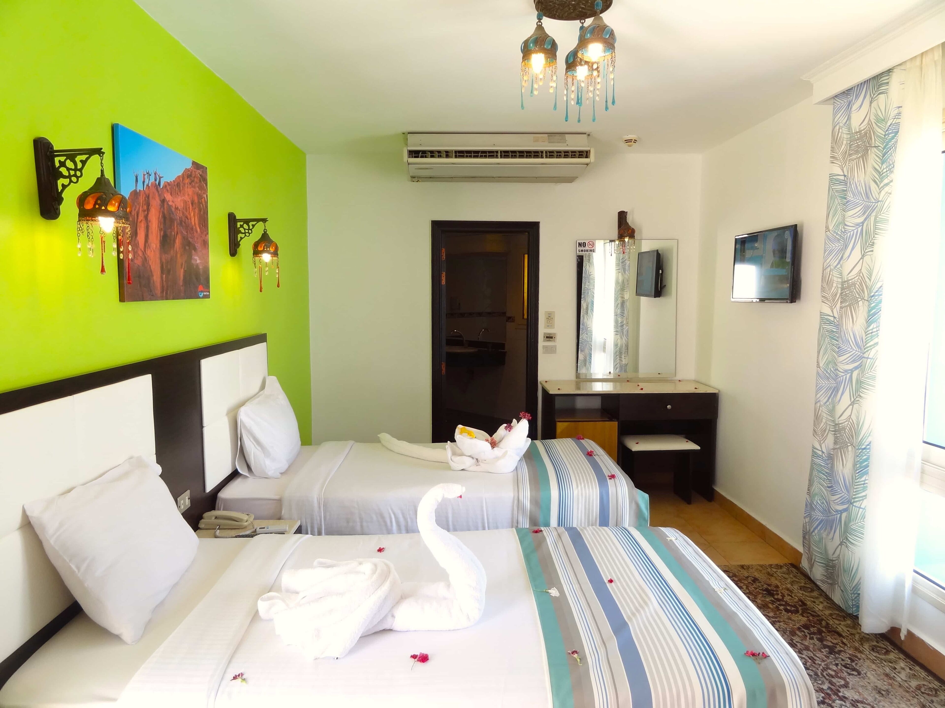 1 quarto, cofre no quarto, ferro/tábua de engomar 