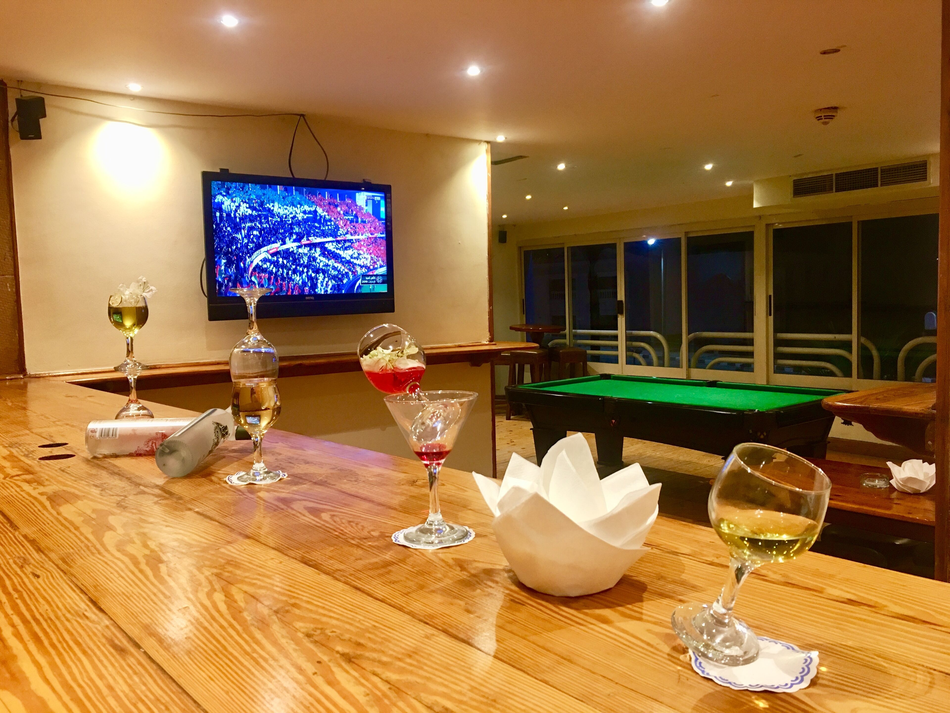 3 bares/lounges, um bar junto à piscina, um bar de praia 