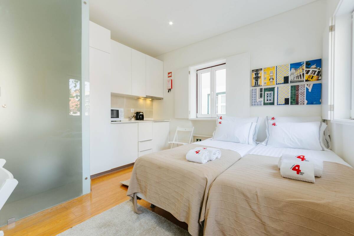Estúdio, 2 camas individuais, kitchenette, vista para o pátio | Kitchenette privada | Uma cafeteira/bule, um frigorífico, um micro-ondas 