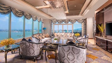Suíte presidencial, várias camas, para não fumantes (2 King Beds) | Roupas de cama premium, frigobar, cofres nos quartos