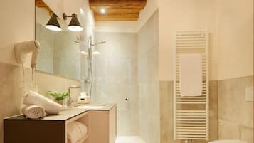 Apartamento júnior, cozinha, ao lado da montanha (Birke) | Banheiro | Chuveiro, produtos de toalete grátis, secador de cabelo, bidê
