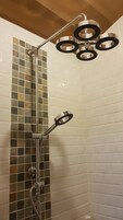 Quarto casal superior | Chuveiro