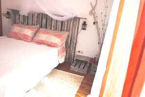 Quarto casal ou duplo, banheira de hidromassagem, no jardim | 2 quartos, escrivaninha, cortinas blackout, quartos à prova de som