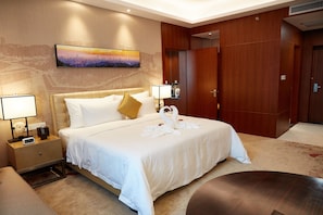 Suite Empresarial | Roupa de alta qualidade, cofre no quarto, secretária 