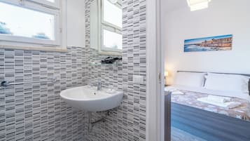 Quarto Duplo | Secretária, Wi-fi grátis, roupa de cama fornecida