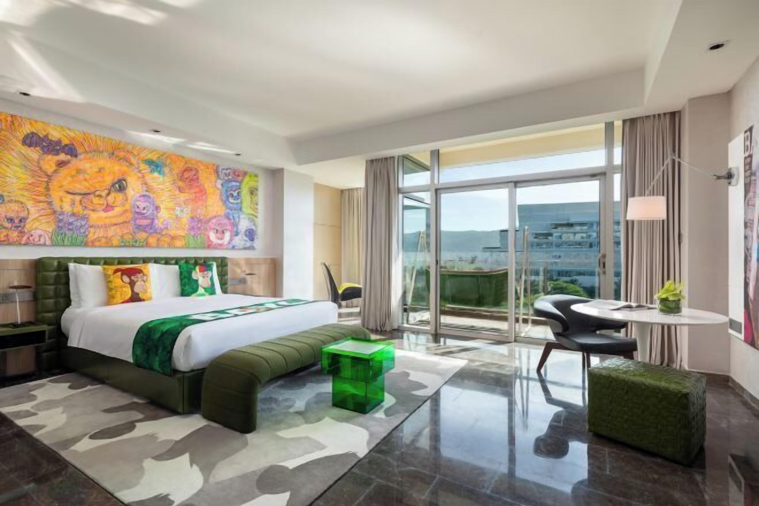 Edredões de penas, minibar, cofre no quarto, secretária 