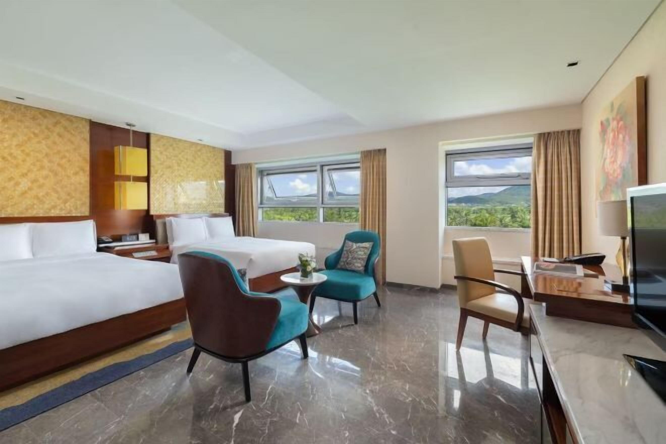 Edredões de penas, minibar, cofre no quarto, secretária 