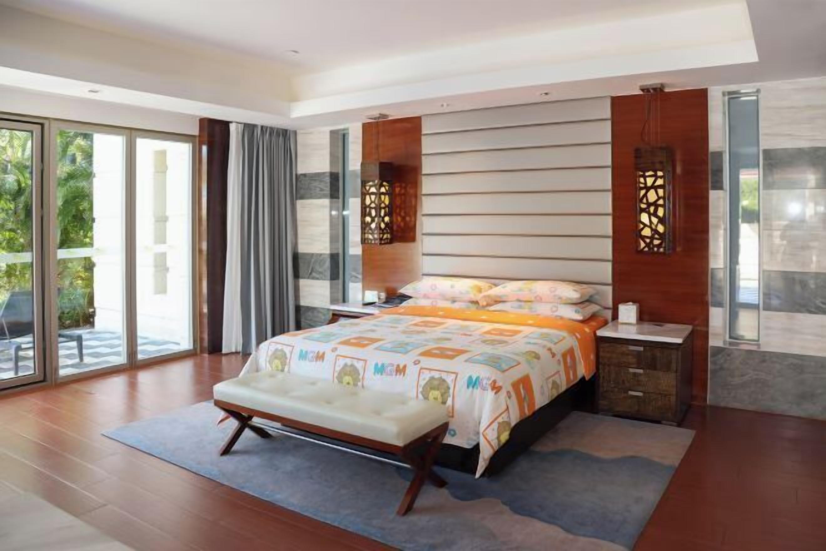 Edredões de penas, minibar, cofre no quarto, secretária 