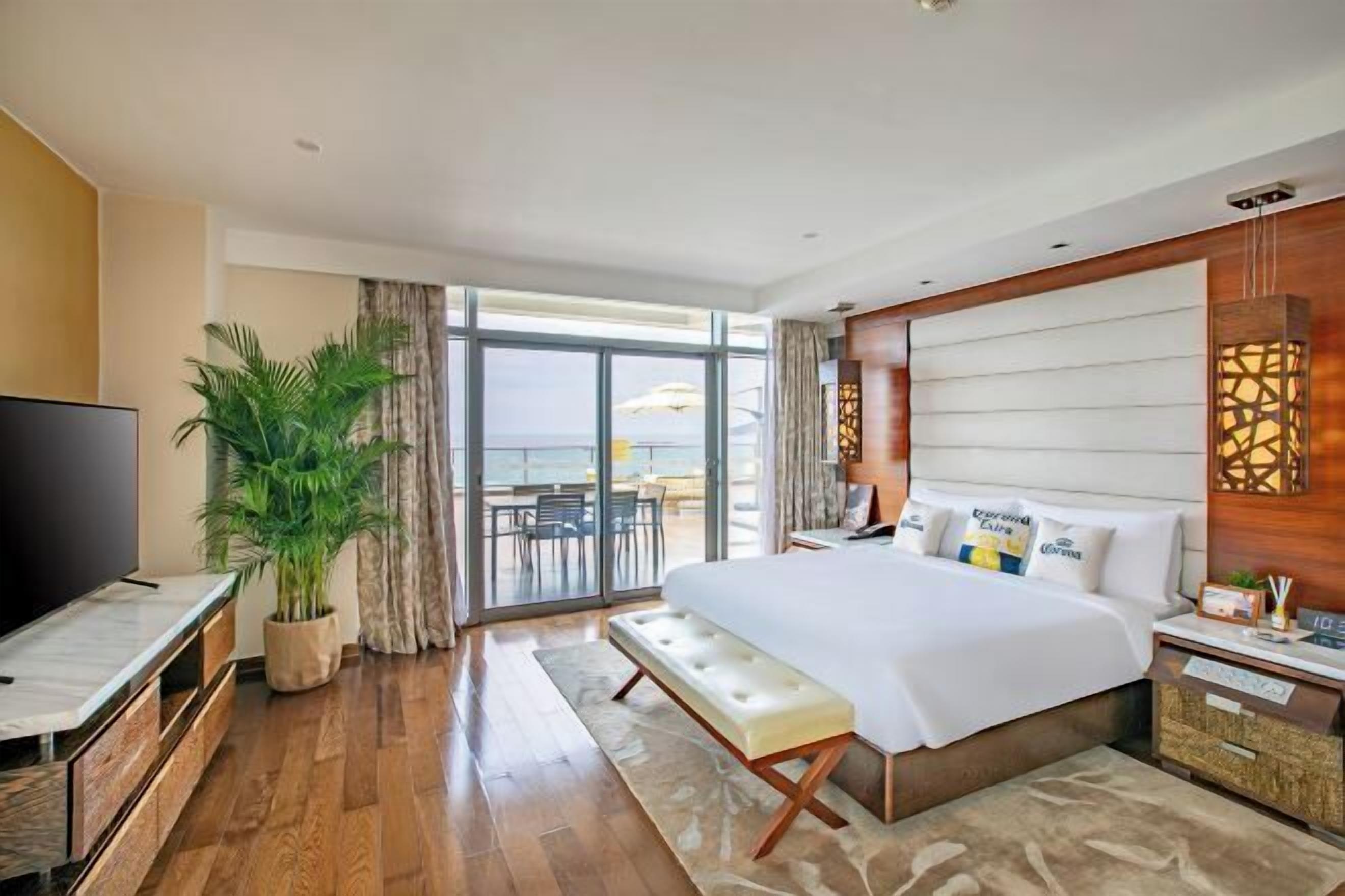 Edredões de penas, minibar, cofre no quarto, secretária 