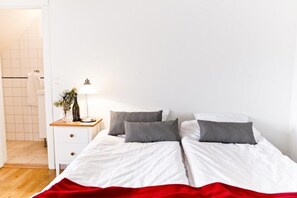 Quarto Duplo Básico, casa de banho partilhada | Roupa de alta qualidade, ferro/tábua de engomar 