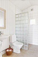 Cabana de Madeira Familiar, 2 quartos, junto ao jardim | Casa de banho | Um polibã, um secador de cabelo, toalhas fornecidas 