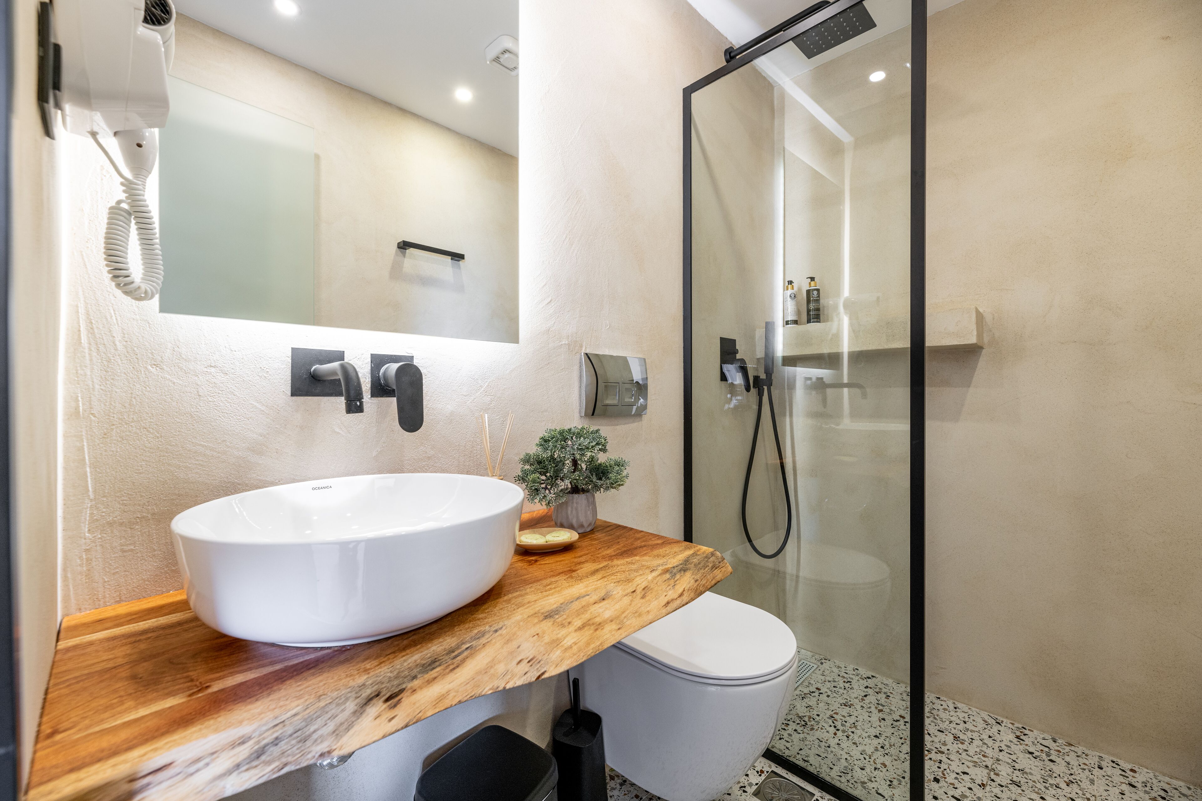 Quarto Triplo, pátio | Casa de banho | Um polibã, artigos de higiene pessoal grátis, um secador de cabelo 