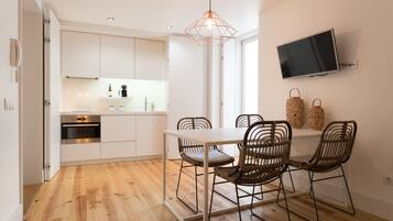 Apartamento superior, 1 quarto | Cozinha americana privada | Geladeira, micro-ondas, fogão, cooktop
