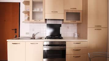 Apartamento (1 Bedroom) | Cozinha privada | Um frigorífico, um micro-ondas, um forno, uma placa de cozinha