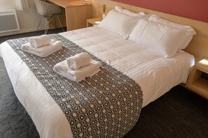 Minibar, com mobília individualizada, ferro/tábua de engomar 