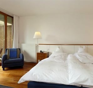 Quarto Duplo | Secretária, Wi-fi grátis, roupa de cama fornecida