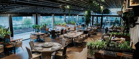 Café da manhã, almoço e jantar; local e internacional