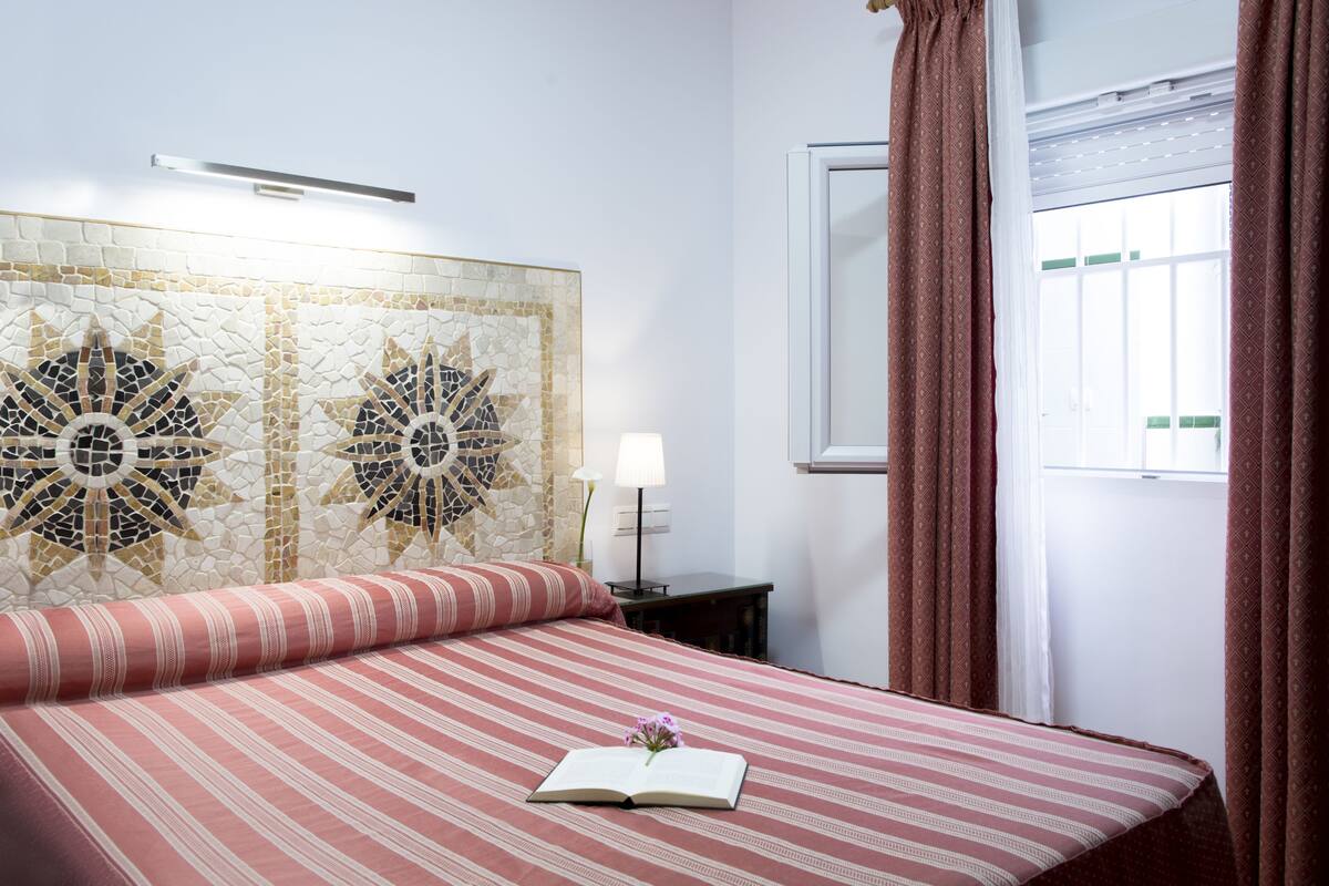 Quarto Duplo, vista para o pátio | Roupa de alta qualidade, camas de colchão pillowtop, secretária 