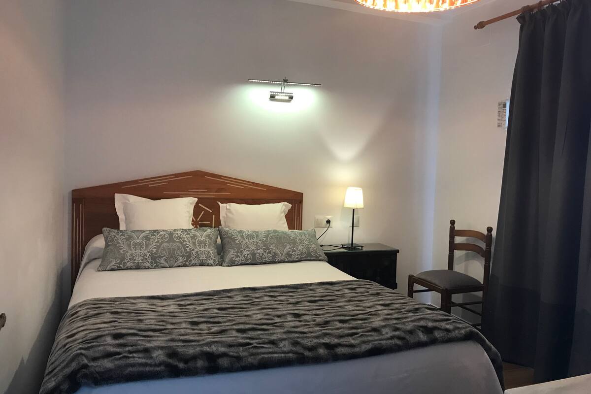 Quarto Duplo | Roupa de alta qualidade, camas de colchão pillowtop, secretária