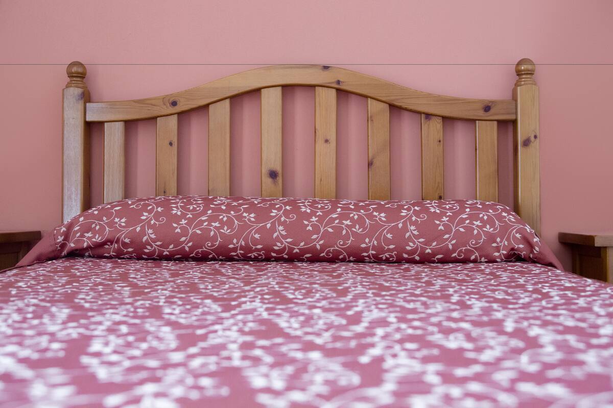 Quarto Individual | Roupa de alta qualidade, camas de colchão pillowtop, secretária