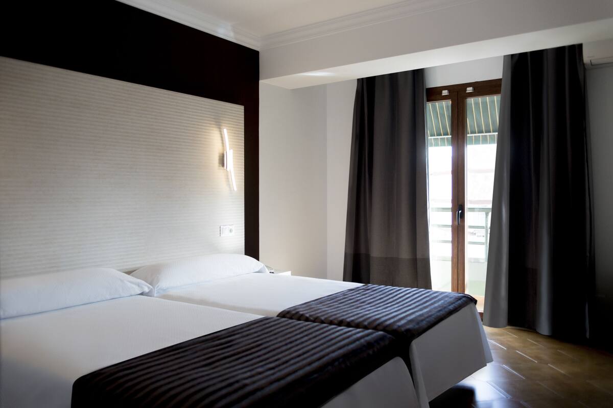 Quarto Duplo Superior, varanda | Roupa de alta qualidade, camas de colchão pillowtop, secretária 