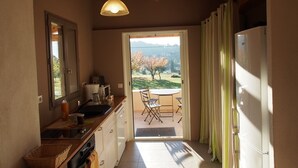 Cozinha estreita com vista para um pátio externo.