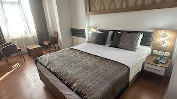 Quarto Duplo Standard, 1 quarto | Minibar, Wi-fi grátis, roupa de cama fornecida