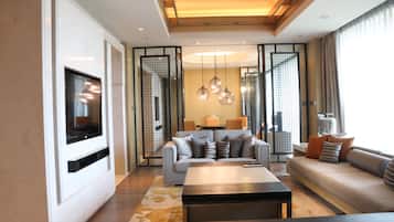 Suite, 1 quarto, vista para o lago | Sala de estar | Televisor LCD de 49 polegadas com canais por cabo, televisor