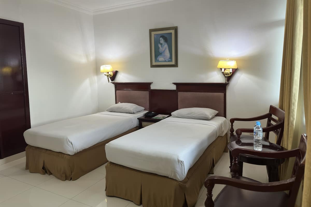 Quarto Twin Deluxe | Secretária, cortinas/cortinados opacos, Wi-fi grátis