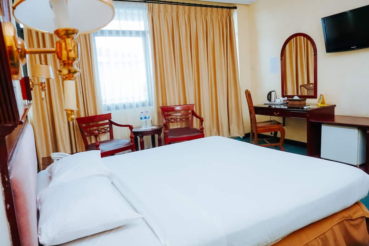 Secretária, cortinas/cortinados opacos, Wi-fi grátis