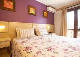 Quarto casal ou duplo | Frigobar, cofres nos quartos, escrivaninha, berços grátis