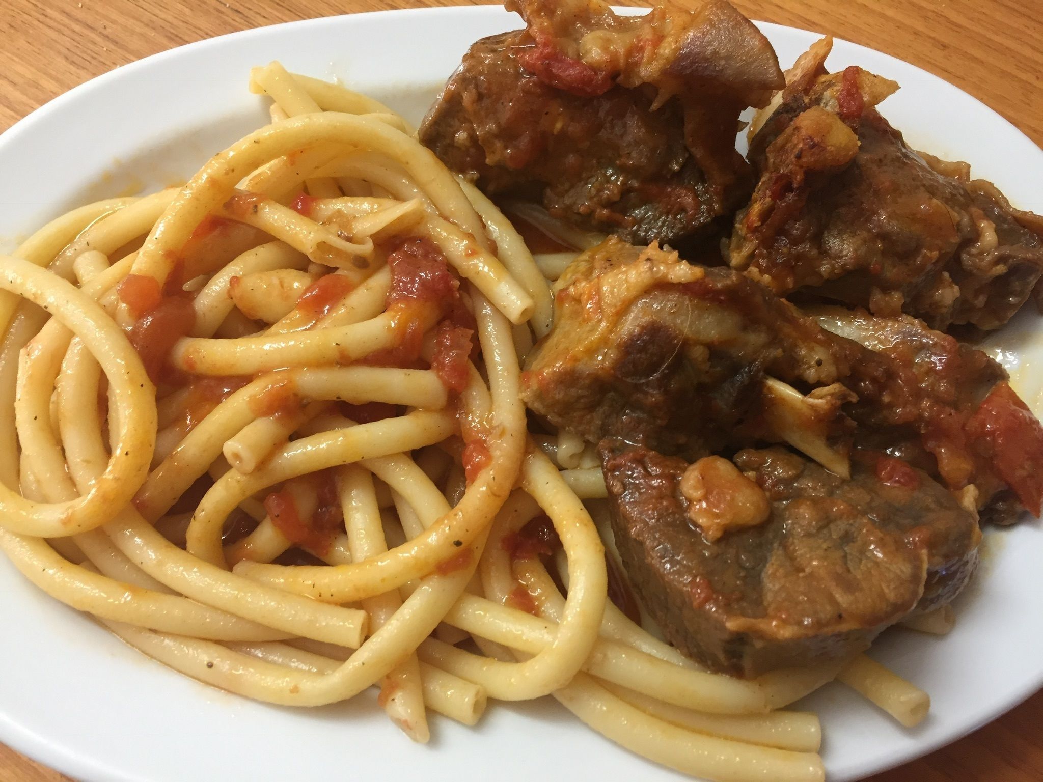 Um prato de espaguete com almôndegas e molho de tomate.