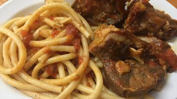 Um prato de espaguete com almôndegas e molho de tomate.