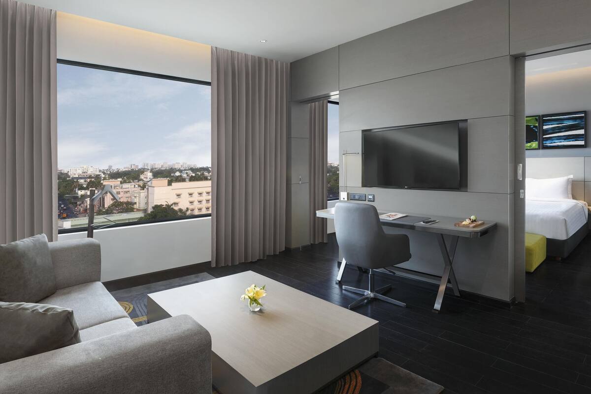 Suite de Luxo, banheira (Separate Living Room) | Minibar, cofre com capacidade para portátil, secretária 