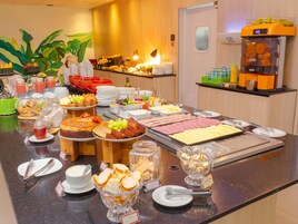 Café da manhã com buffet todos os dias (BRL 55.00 por pessoa) 