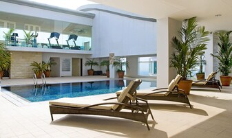 Terraço com espreguiçadeiras