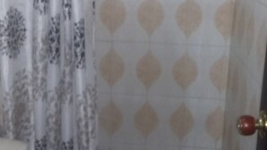 Quarto Individual | Casa de banho | Um polibã, um chuveiro fixo, toalhas fornecidas 