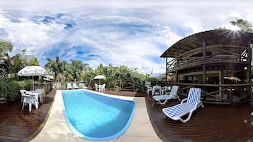 Piscina exterior, espreguiçadeiras