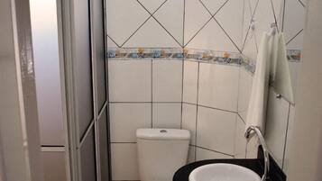 Um polibã, um secador de cabelo, toalhas fornecidas, sabão
