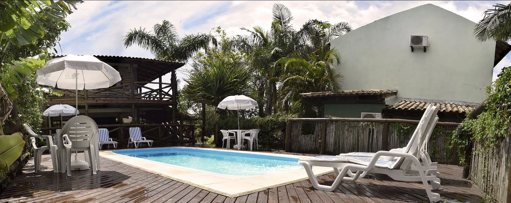 Piscina exterior, espreguiçadeiras 