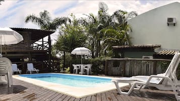 Piscina exterior, espreguiçadeiras