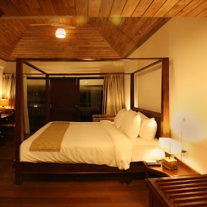 Quarto casal luxo, 1 cama Queen, acessível, vista para o lago | Roupas de cama premium, frigobar, cofres nos quartos, escrivaninha
