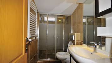 Penthouse Familiar, 3 quartos, 2 casas de banho, Vista para a cidade | Casa de banho | Um polibã, um secador de cabelo, chinelos, toalhas fornecidas