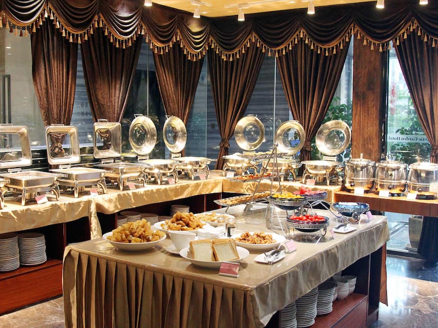 Pequeno-almoço tipo buffet diário mediante uma taxa