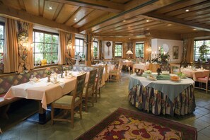 2 restaurantes: opção de almoço e jantar