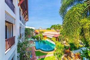 Piscina externa, espreguiçadeiras