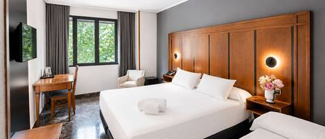 Quarto standard (king-size bed + extra bed) | Roupas de cama antialérgicas, cofres nos quartos, escrivaninha