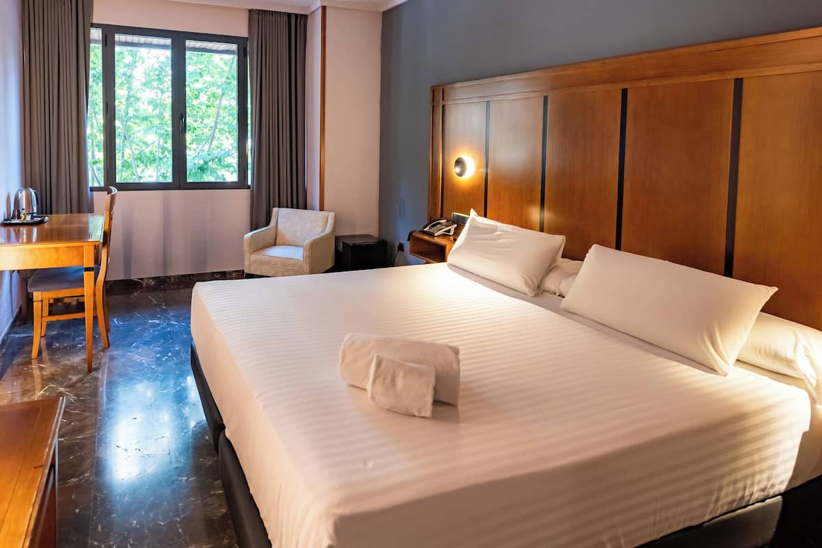 Roupas de cama antialérgicas, cofres nos quartos, escrivaninha
